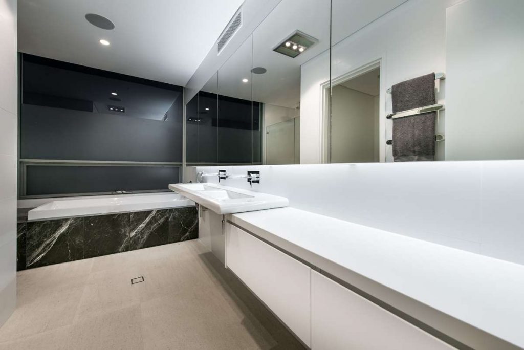 City Beach House in Perth, Australia by Cambuild & Banham Architects ...