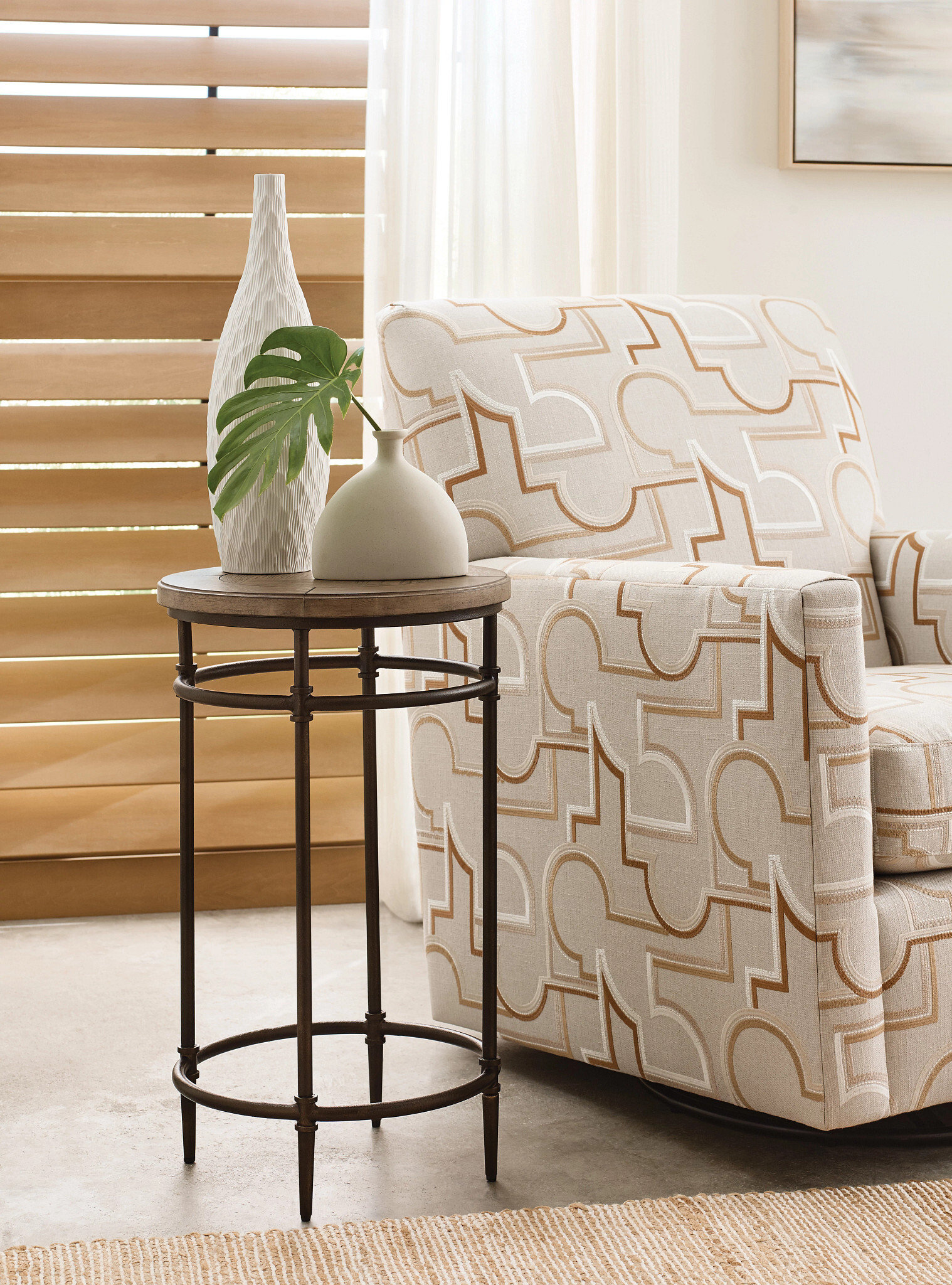 Hammary Crossroads-Hamilton Round Wood/Metal Chairside Table